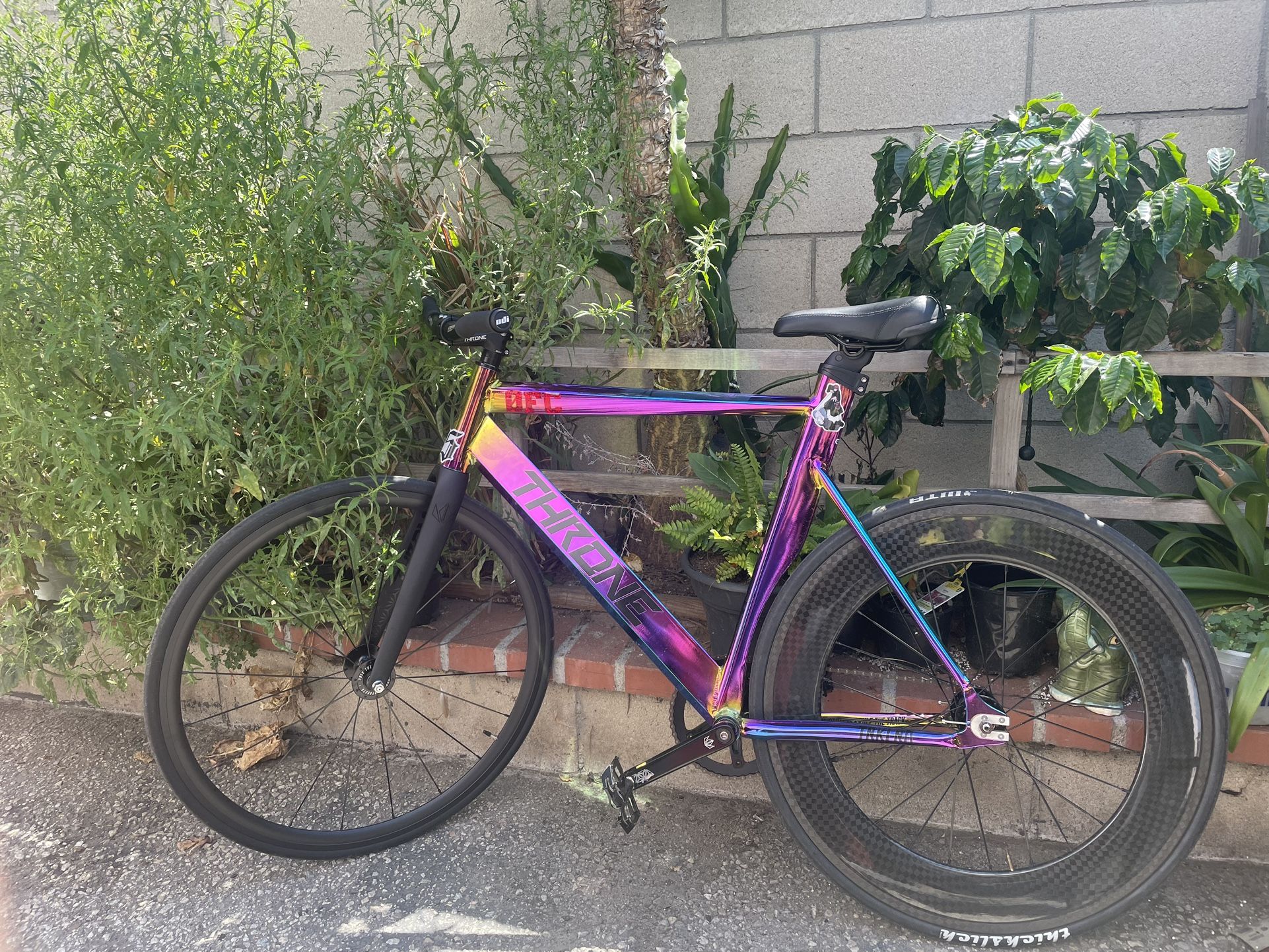 Throne TRCKLRD for Sale in Oxnard, CA - OfferUp