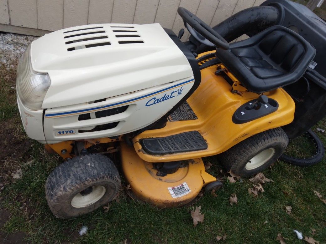 Cub Cadet Riding Mower For Parts Or Repairs 42 Inch for Sale in Parma ...