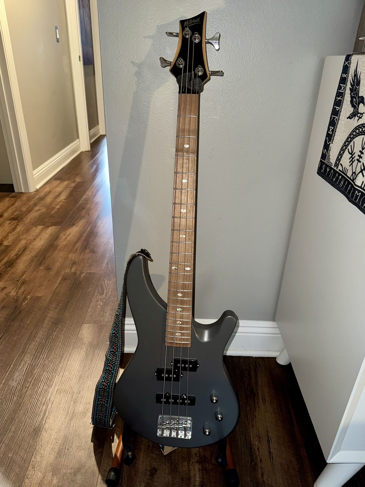 Mitchell Short Scale Electric Bass Guitar for Sale in Santee, CA - OfferUp