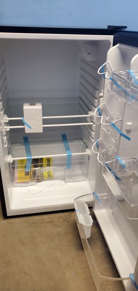 CoolLogic Refrigerator for Sale in Houston, TX - OfferUp