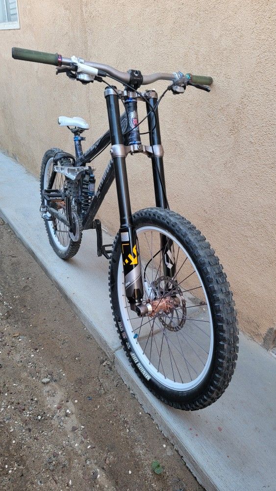Downhill Mountain Bike Ellsworth Rogue for Sale in Riverside, CA - OfferUp