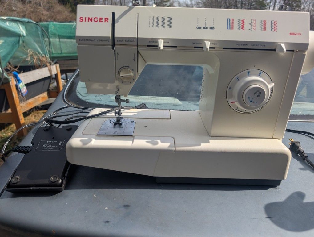 Like New Singer sewing machine 5830C for Sale in Winston-salem, NC ...