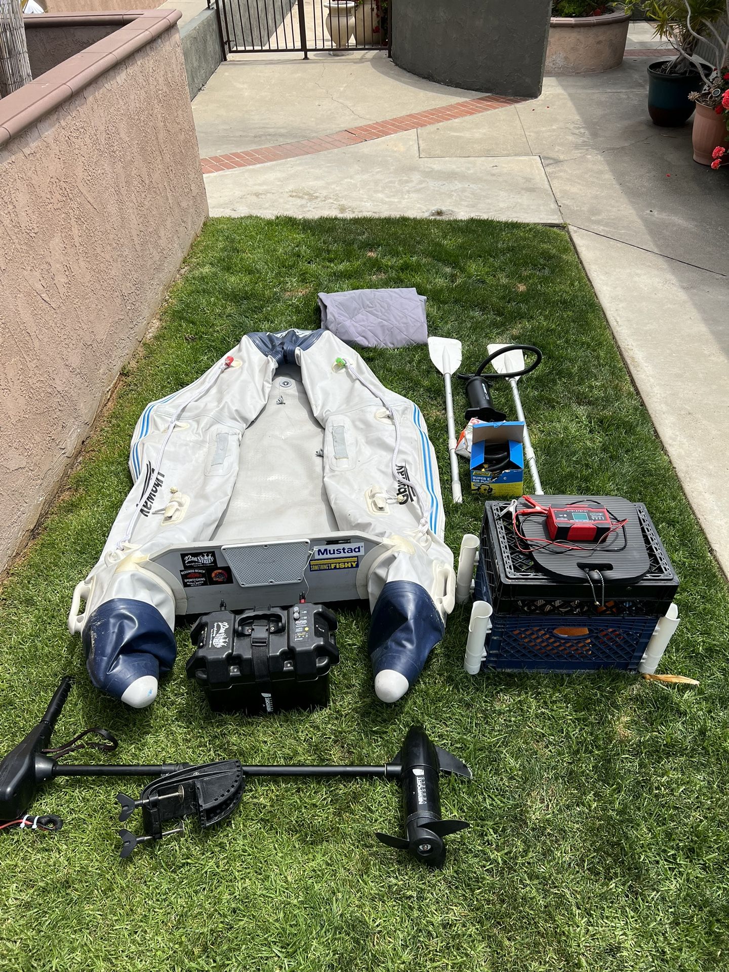 Uboway Inflatable Dinghy Boat 7.5’ w Newport Vessel Motor for Sale in ...