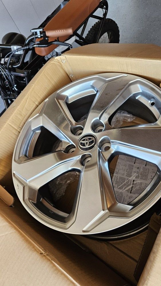 2020 RAV4 OEM Wheels / Rims for Sale in Oceanside, CA - OfferUp