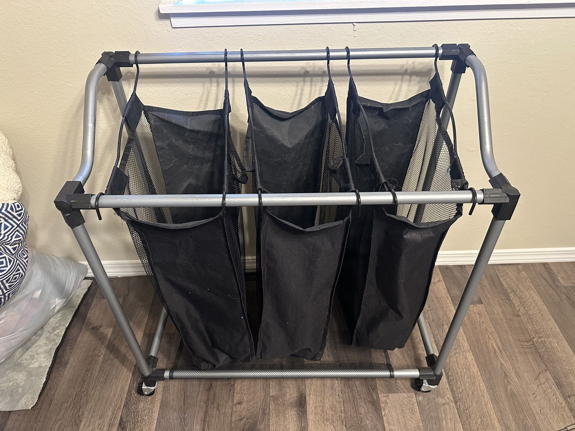 FREE Sectioned Laundry Bag for Sale in Redmond, WA - OfferUp