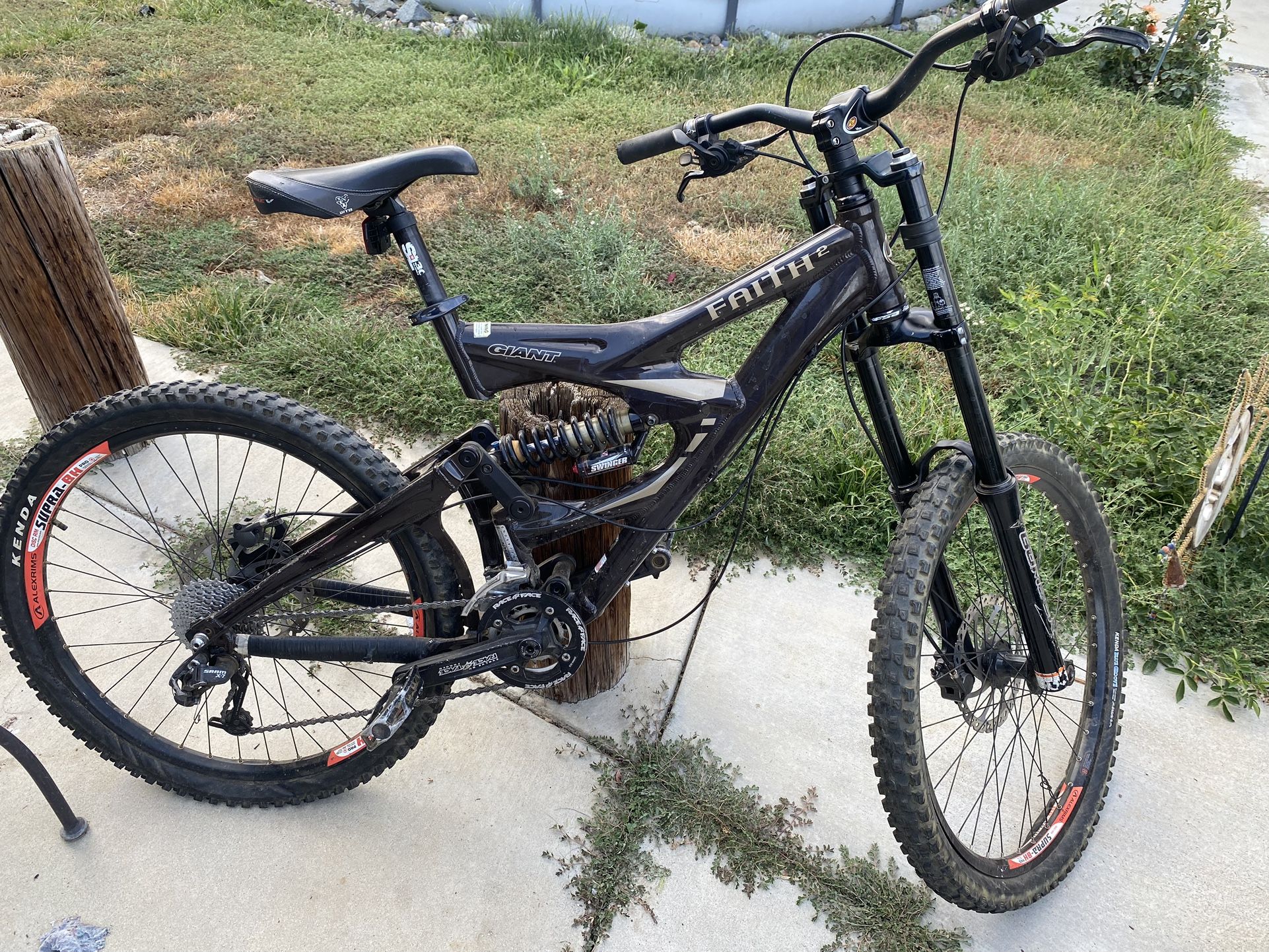 Giant Faith 2 Downhill Mountain Bike. for Sale in Hemet CA OfferUp