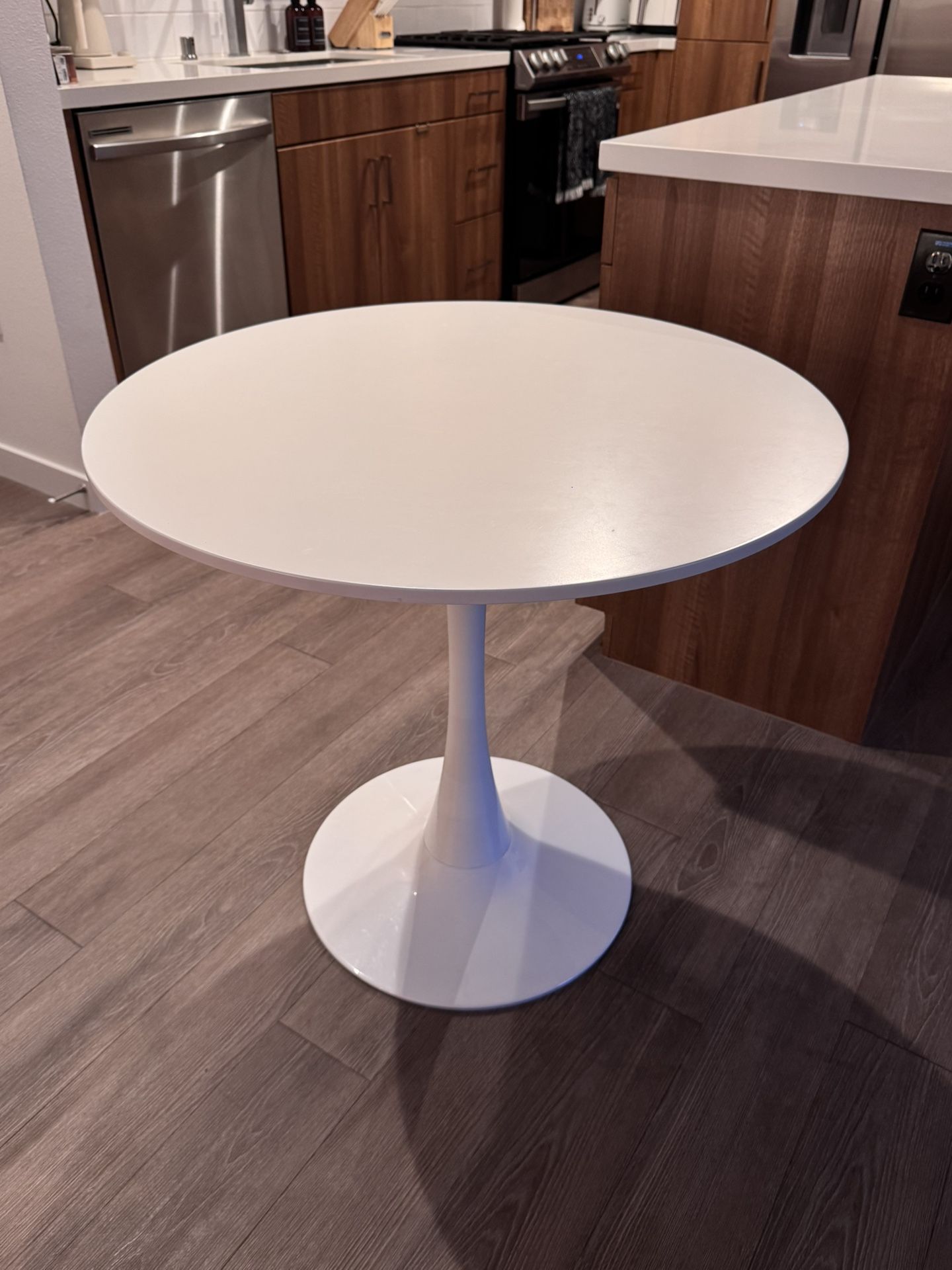 Modern Round Dining Table for Sale in Los Angeles, CA - OfferUp