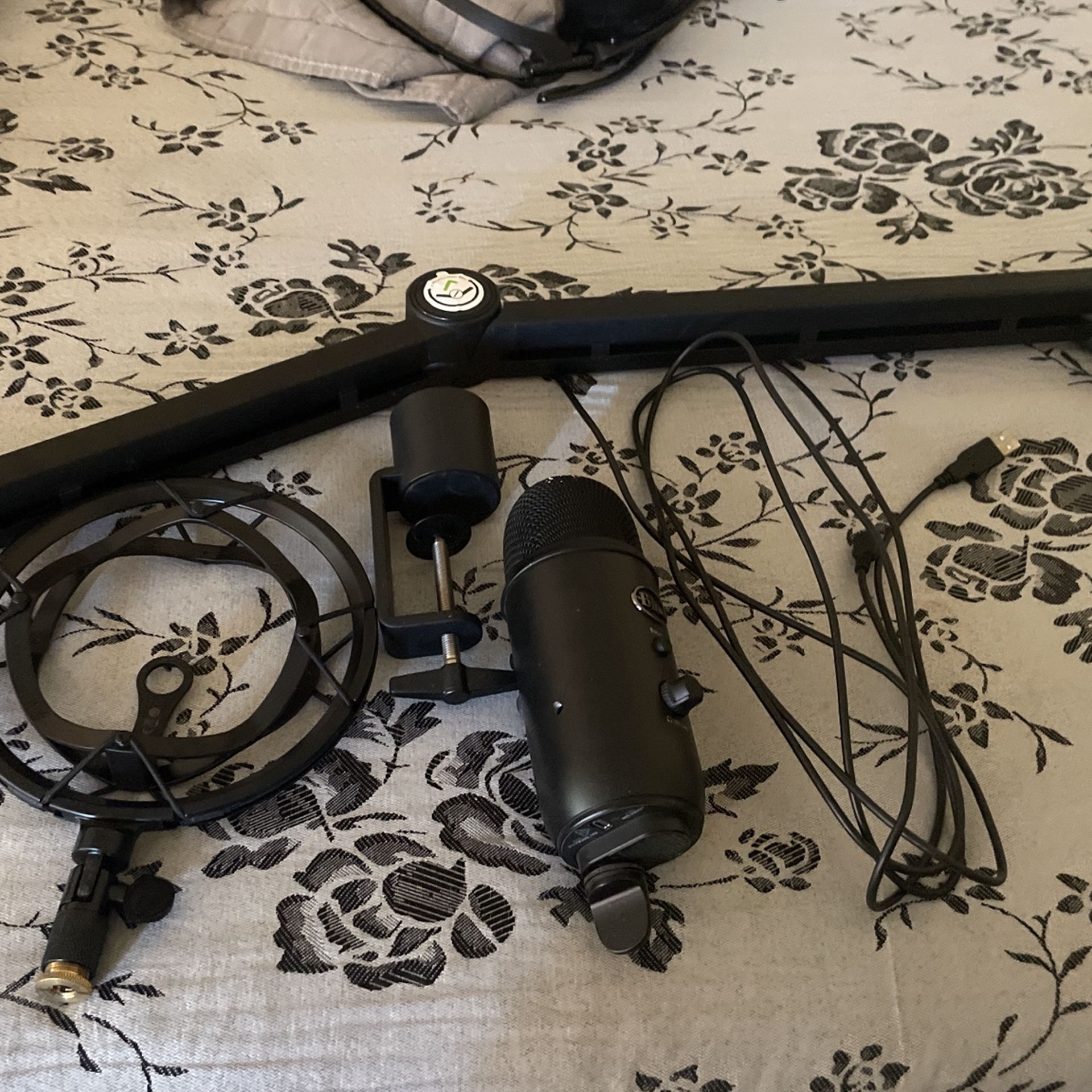 Blue Yeti Boom Arm Mic Setup for Sale in West Covina, CA - OfferUp