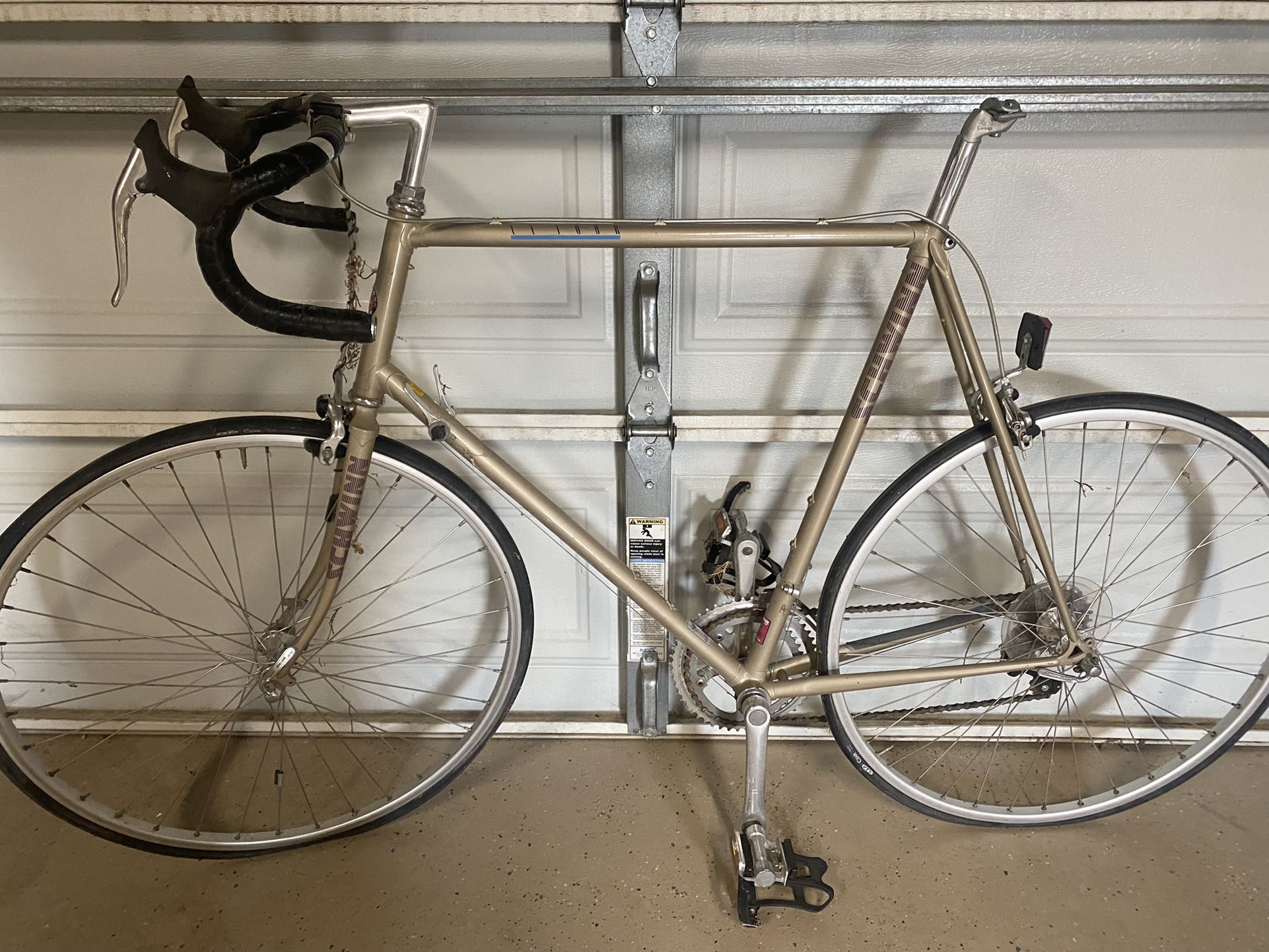 Vintage Schwinn Le tour Road Bike for Sale in Apple Valley, CA - OfferUp
