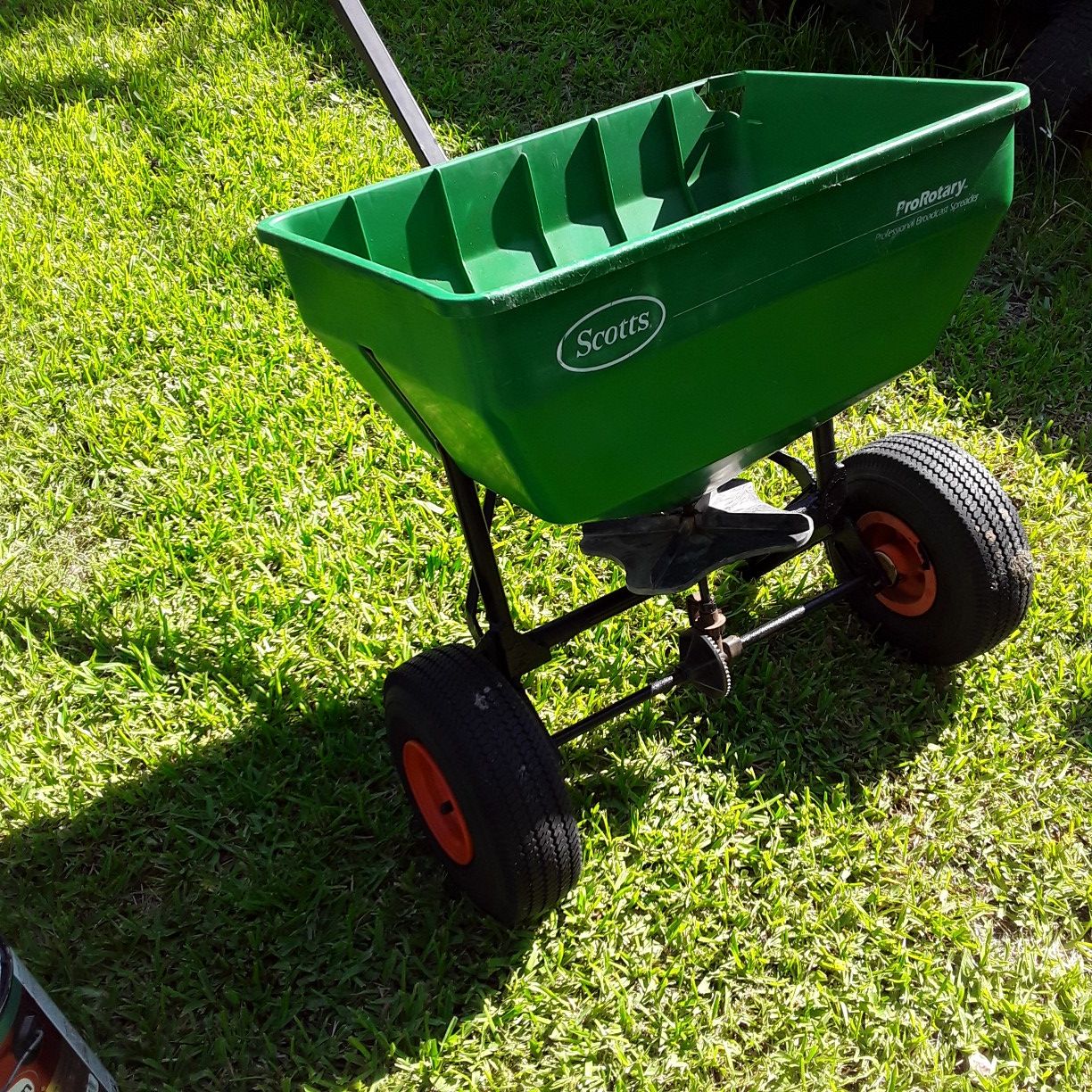 Scott's Fertilizer Spreader for Sale in Baytown, TX - OfferUp