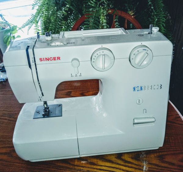 Singer Sewing Machine (Model 1525) for Sale in York Haven, PA - OfferUp
