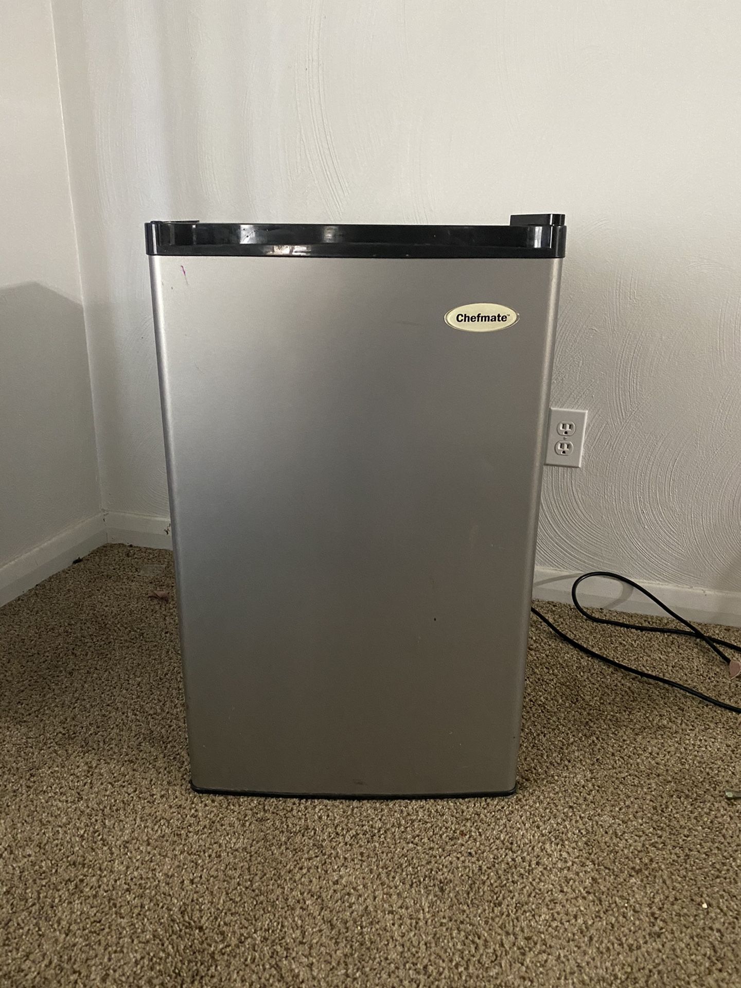 Chefmate mini fridge with freezer area, barely used for Sale in Hampton ...
