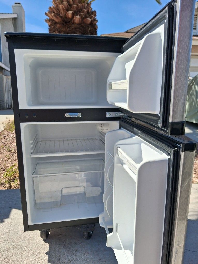 4.5 Cubic Ft. Mini Freezer Refrigerator for Sale in Las Vegas, NV - OfferUp