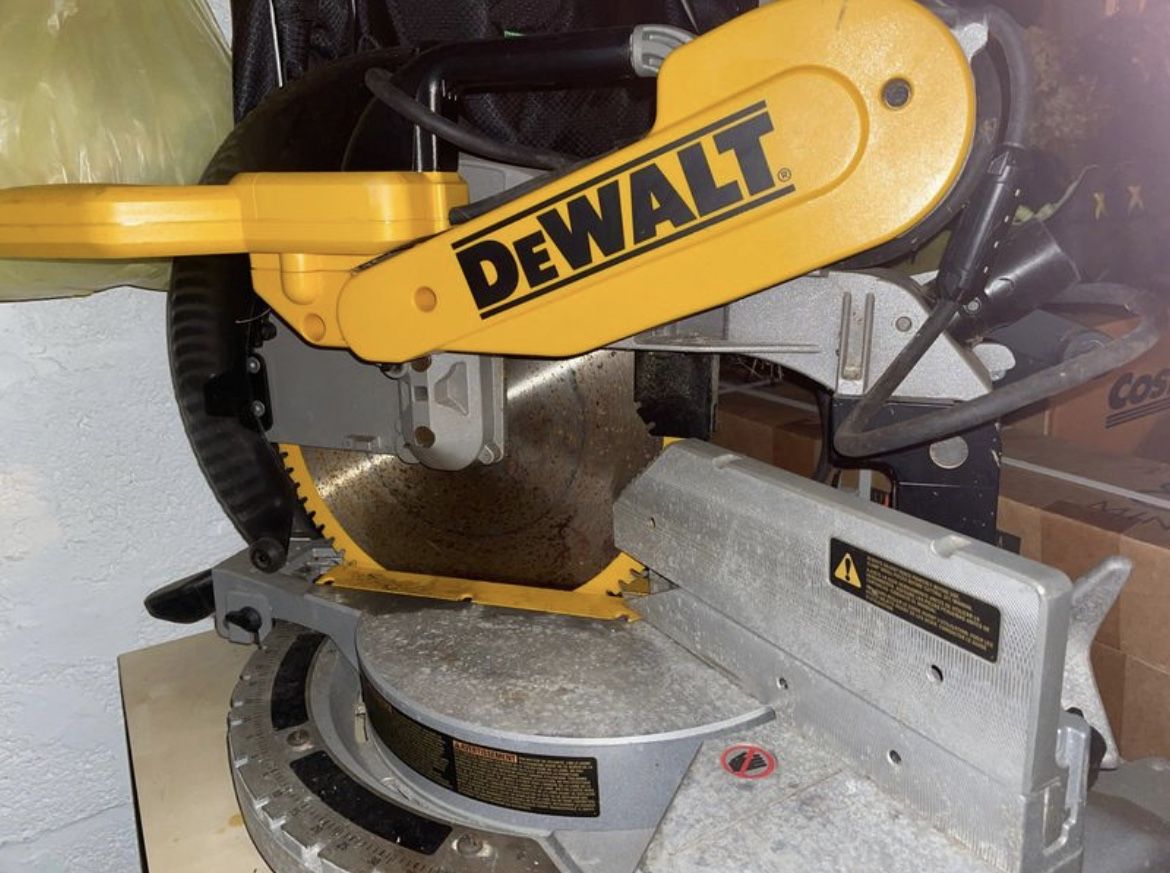 DeWALT DW716 12” Double-Bevel Compound Miter Saw for Sale in Rochelle ...