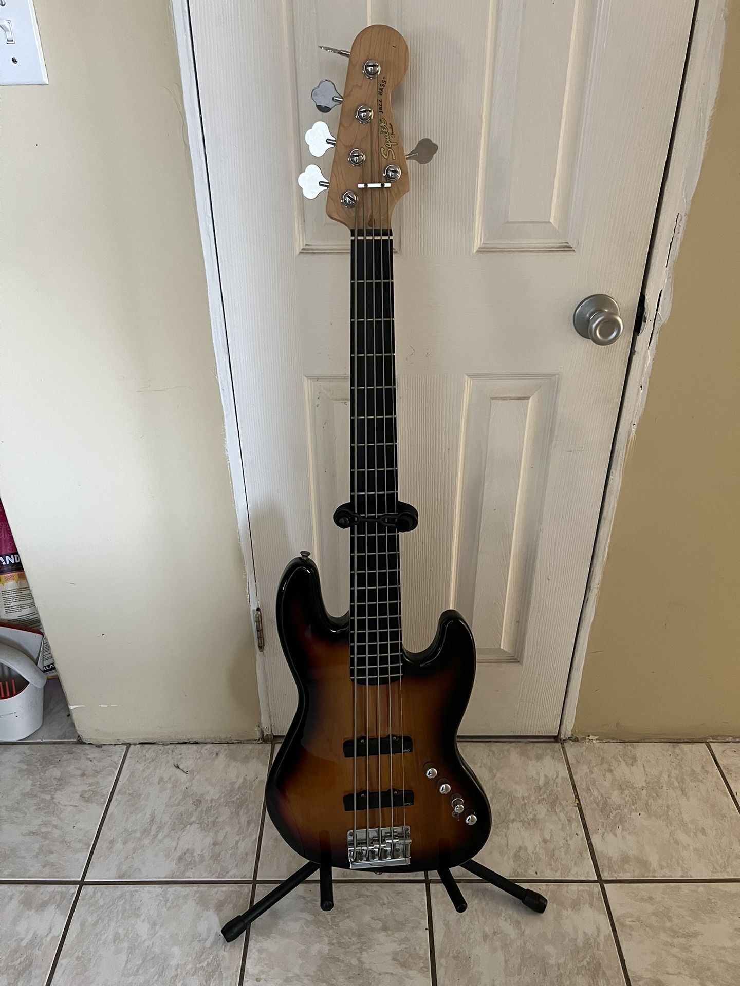 5 String Fender Squire Bass Guitar for Sale in Anaheim, CA - OfferUp