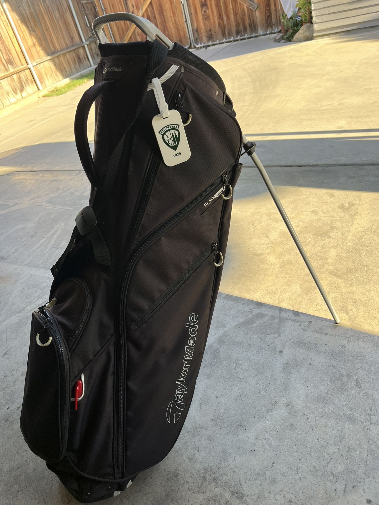 Taylormade Flex Tech Bag for Sale in Bakersfield, CA - OfferUp