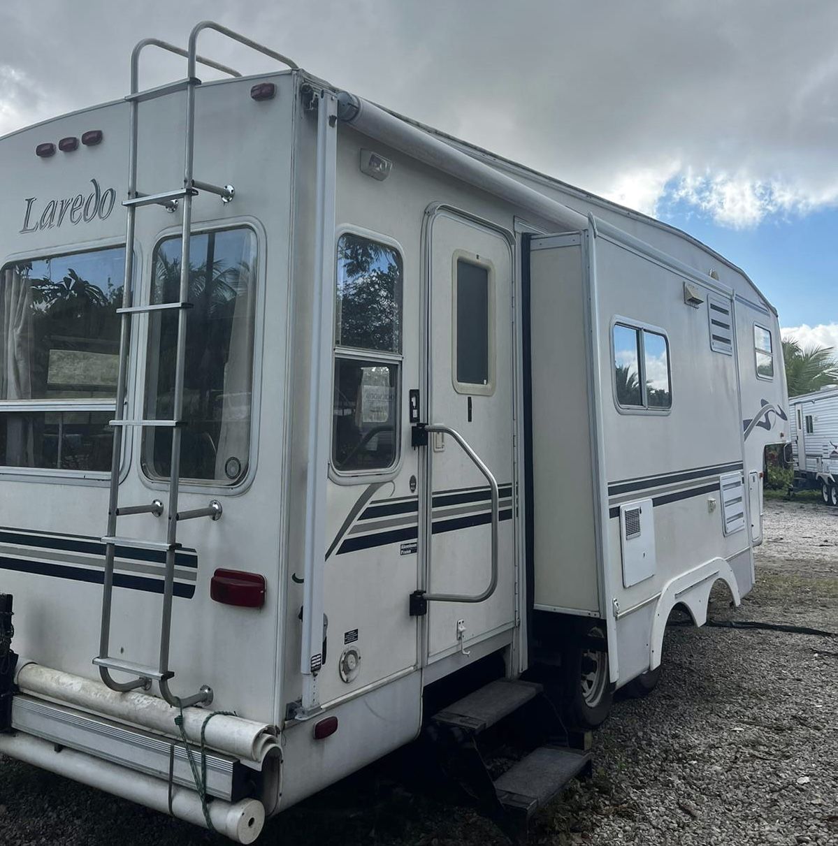 RV Trailer Laredo Keystone 2001 for Sale in Hialeah Gardens, FL - OfferUp