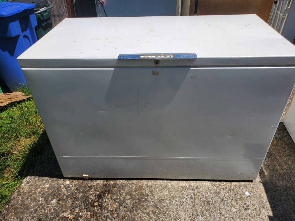 Montgomery Ward 18.5 Cu Ft Chest Freezer Manual Defrost for Sale in ...