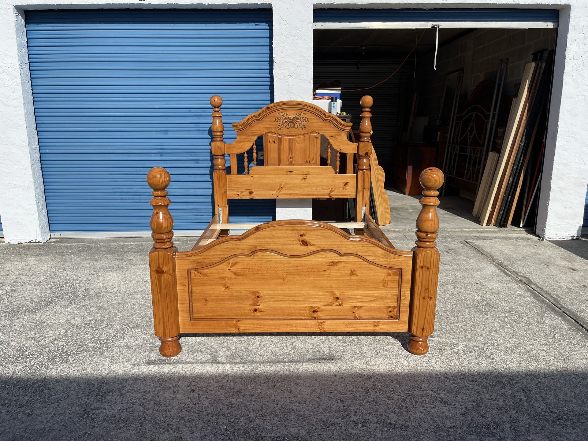 Ashley Furniture Queen Size Knotty Pine Cannonball Bed for Sale in ...