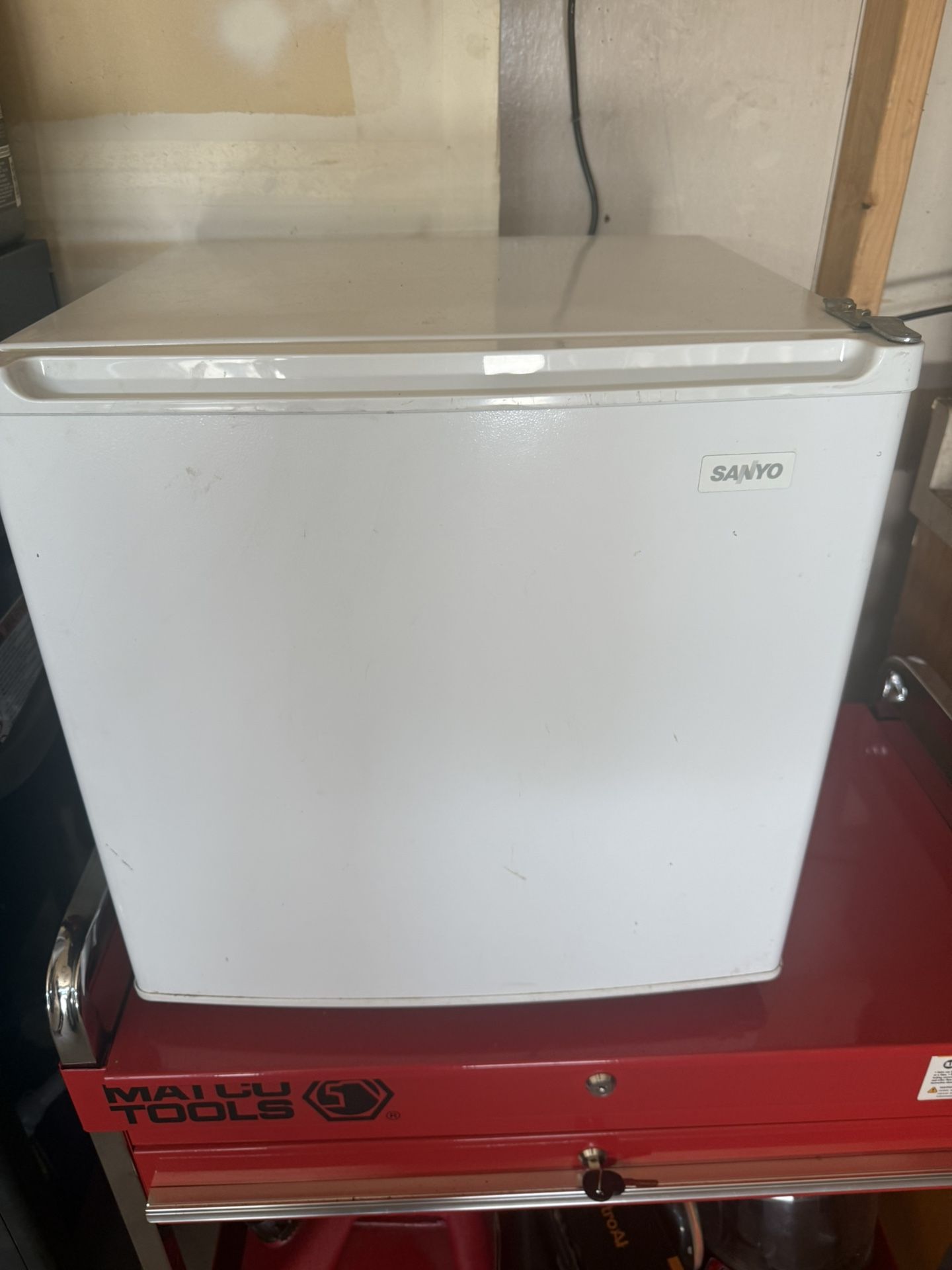 Mini Fridge “Sanyo” for Sale in Colorado Springs, CO - OfferUp