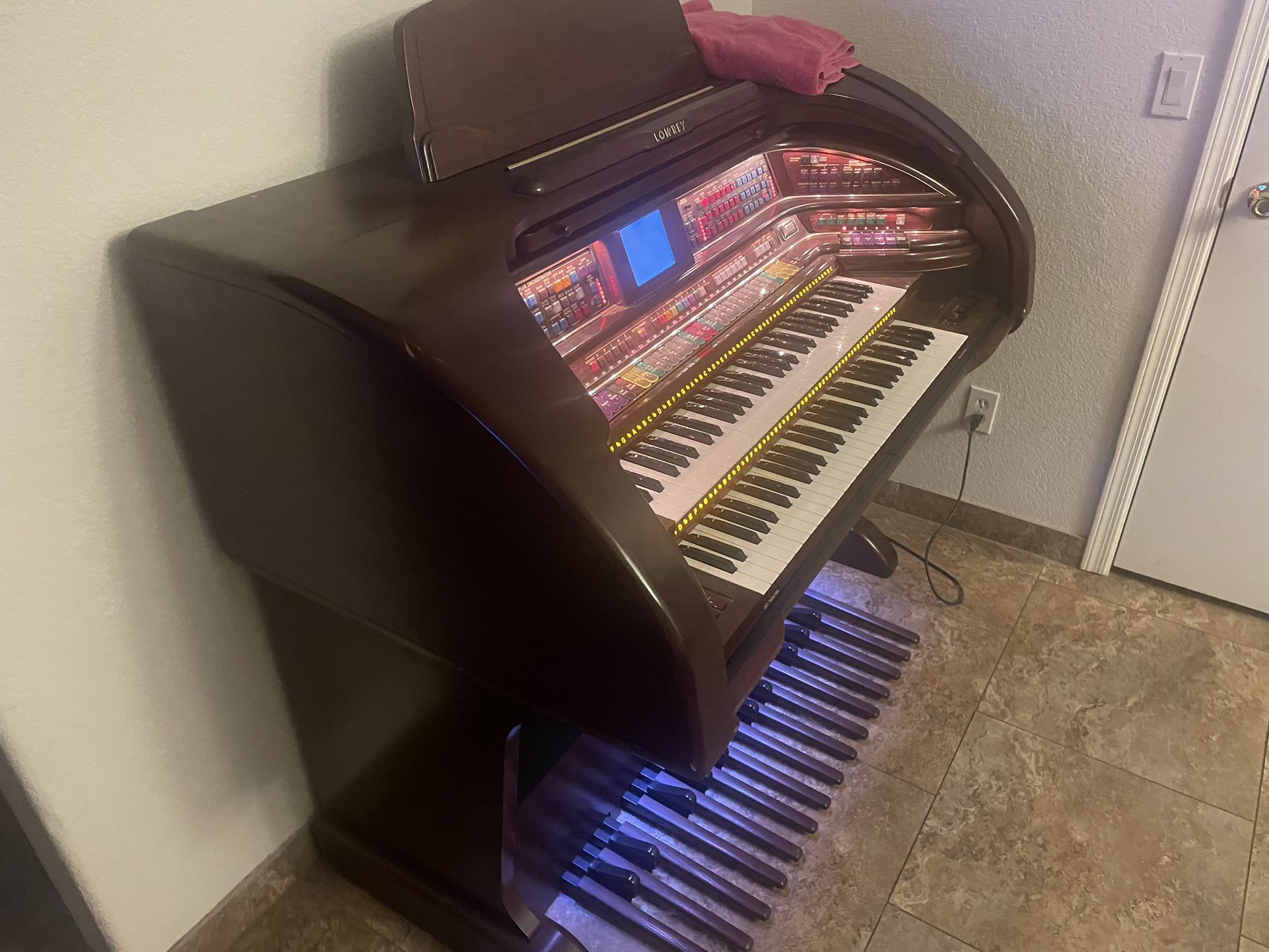 Lowrey SU500 Royale Concert Organ Piano Synthesizer for Sale in Mesa ...