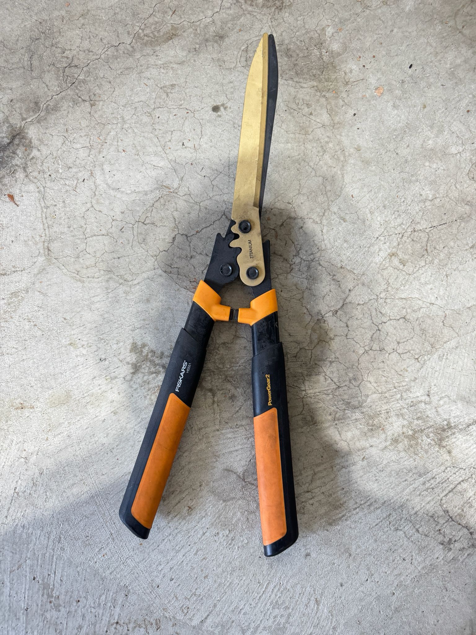 Fiskars HS551 Titanium Hedge Shears – Clean, Sharp Cuts Premium hedge ...