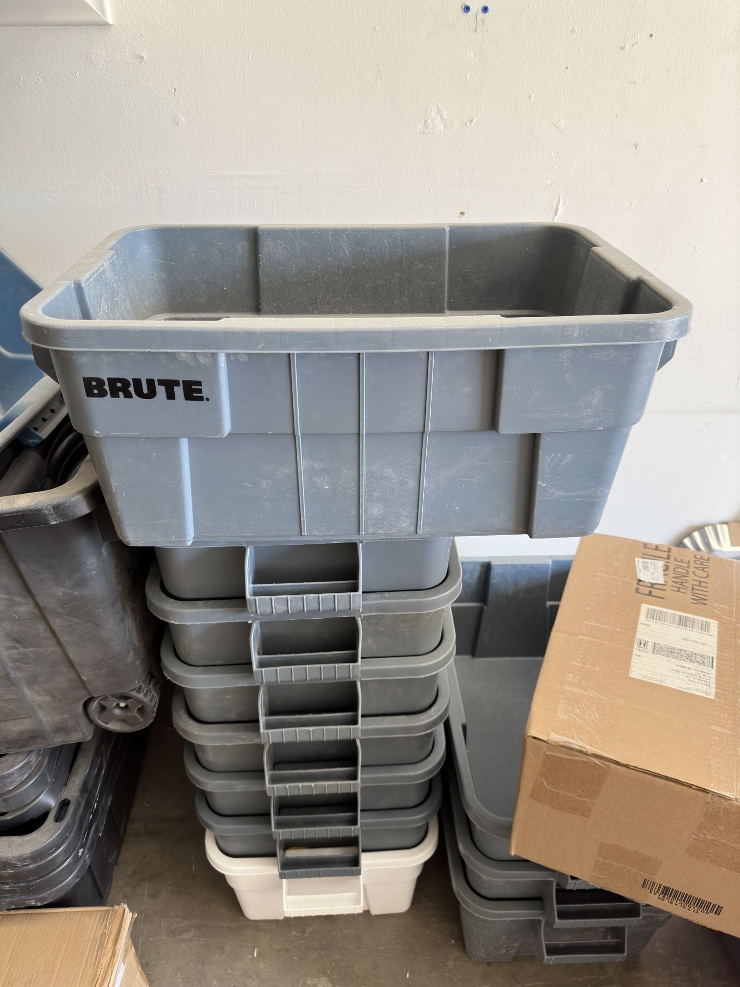 Brute Storage Tubs / Storage Bins 14 Gallon for Sale in Las Vegas, NV ...