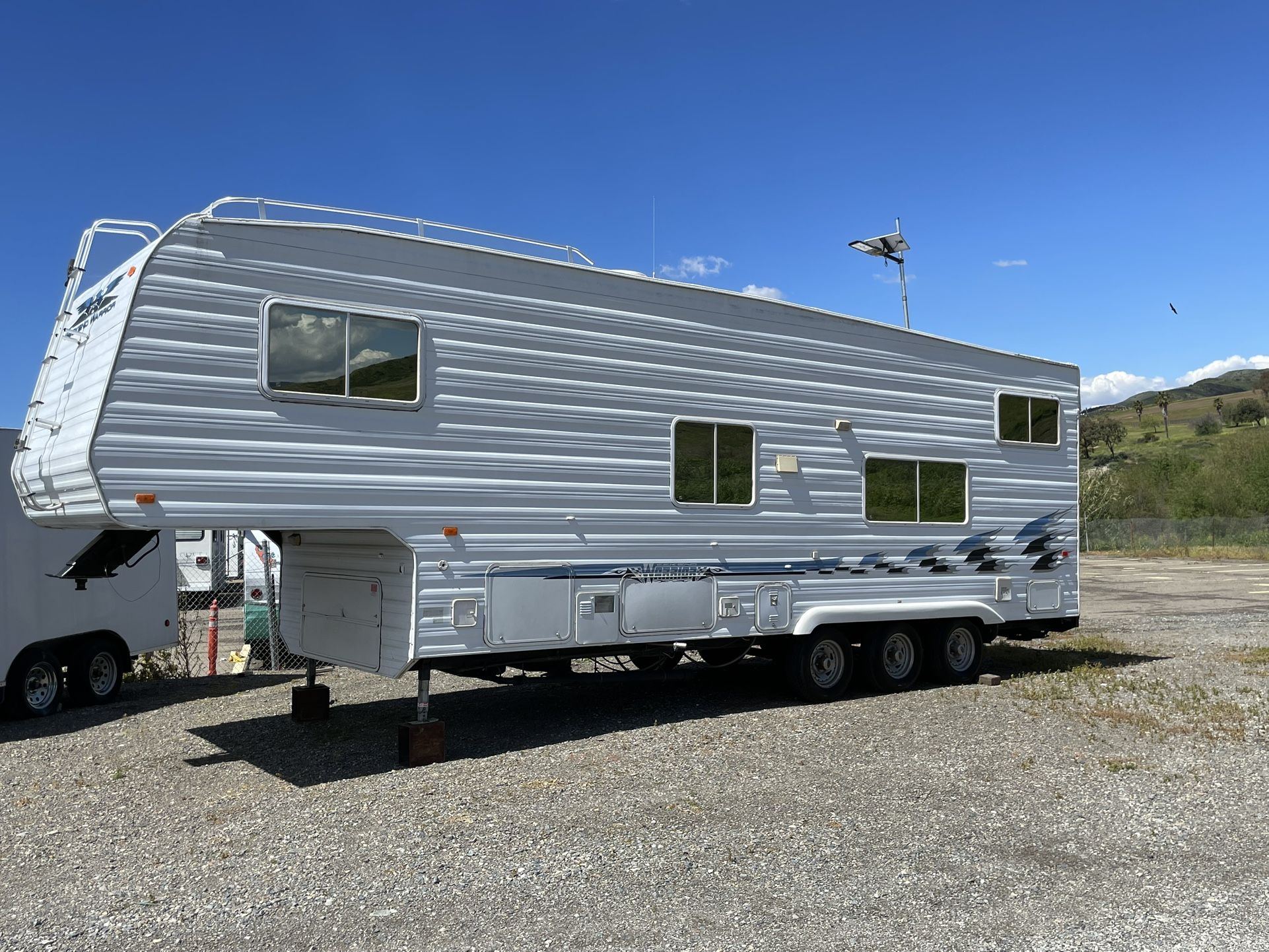 2005 Weekend Warrior 31’ 5th Wheel Toy Hauler Trailer for Sale in ...