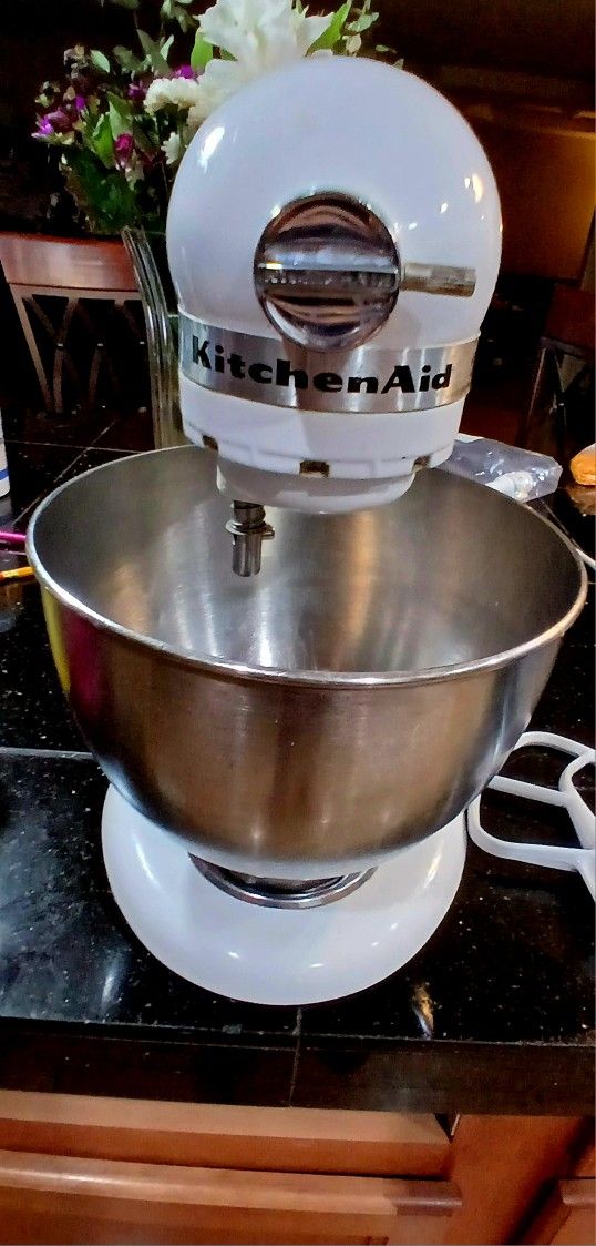 Kitchen Aid Stand Mixer With Attachments for Sale in Graham, WA - OfferUp