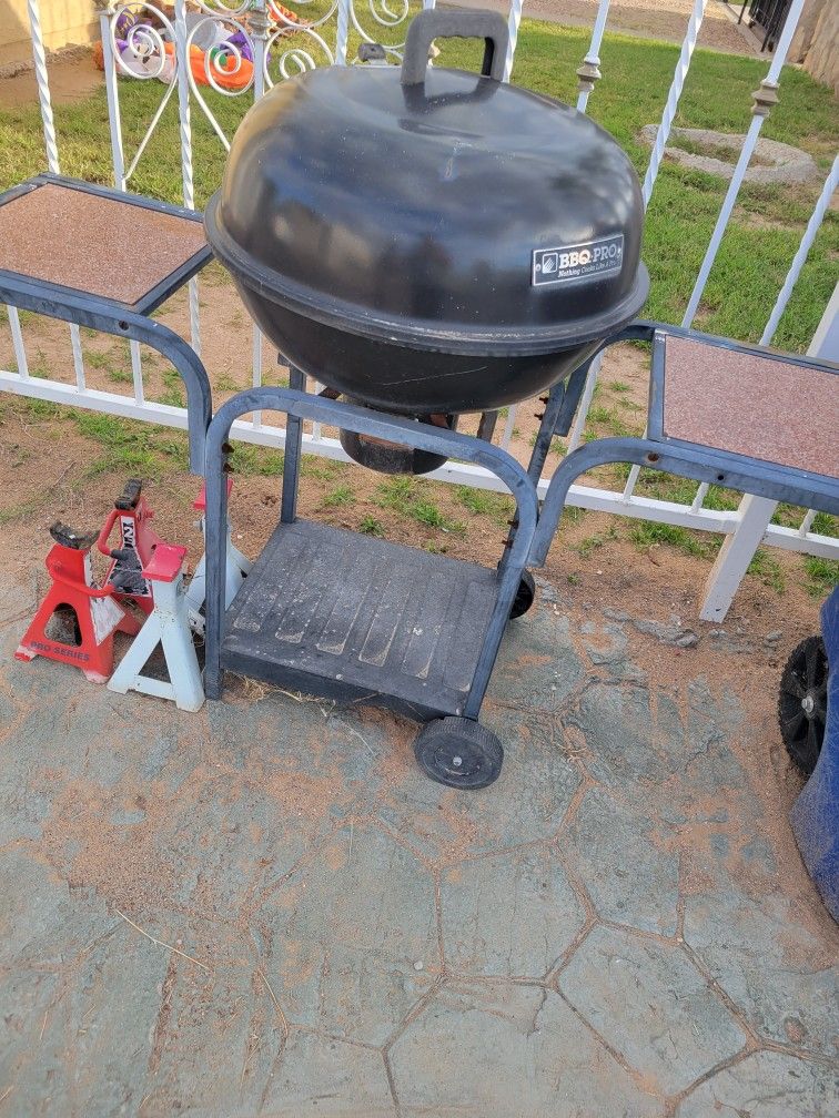 BBQ Pro Charcoal Grill for Sale in El Paso, TX - OfferUp