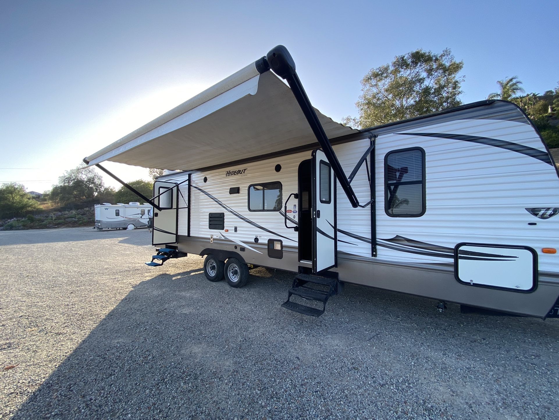 2015 Hideout rv 28 bhs camper for Sale in Highland Park, CA - OfferUp