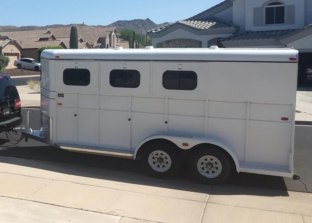 Logan 3 Horse Slant Bumper Pull Trailer for Sale in Buckeye, AZ - OfferUp