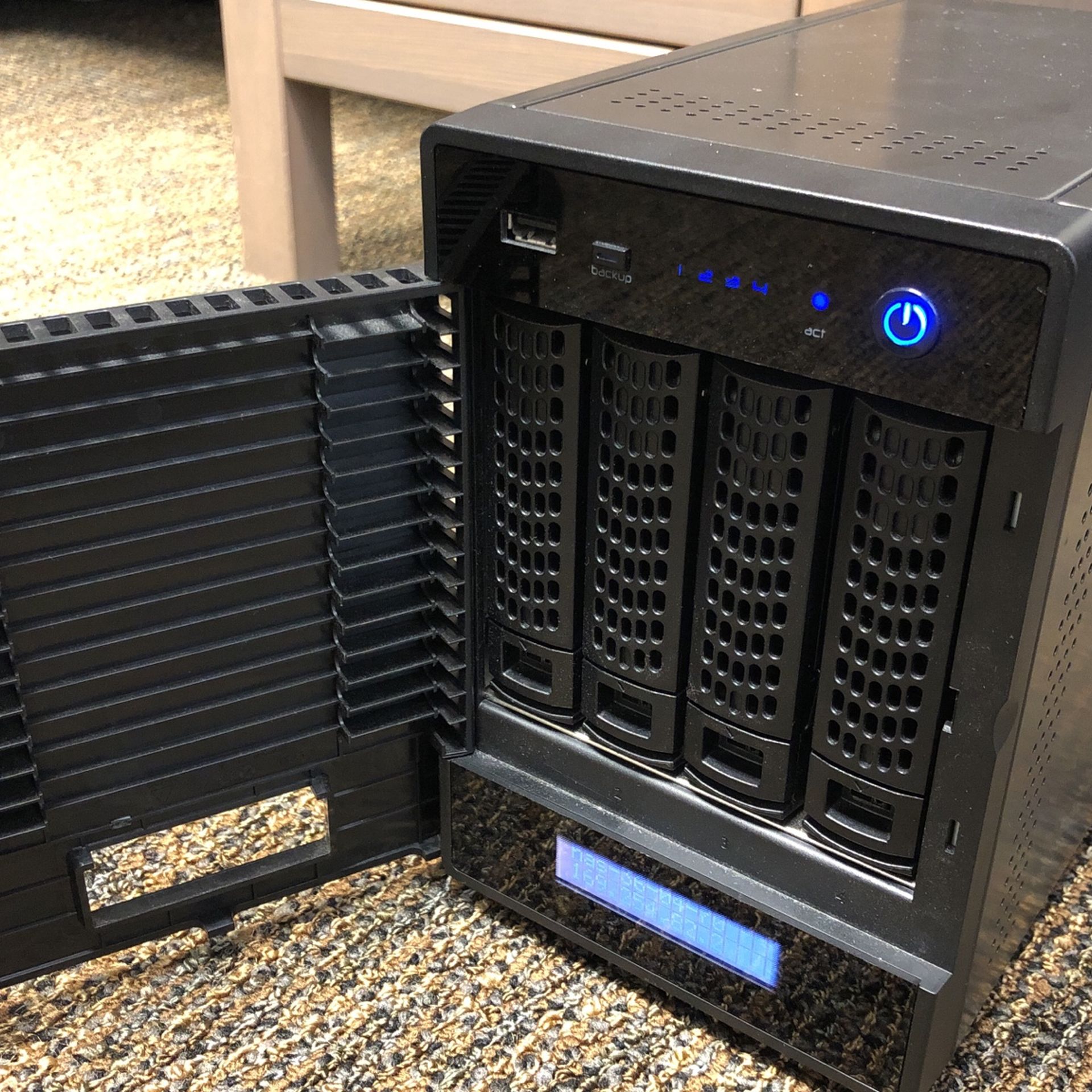 Netgear 4 Bay NAS RND-4D Run Plex Media Server Backup Photos And More ...