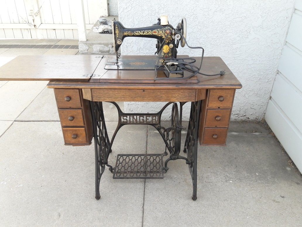 Vintage 1923 Singer Red Eye Sewing Machine with Table for Sale in ...