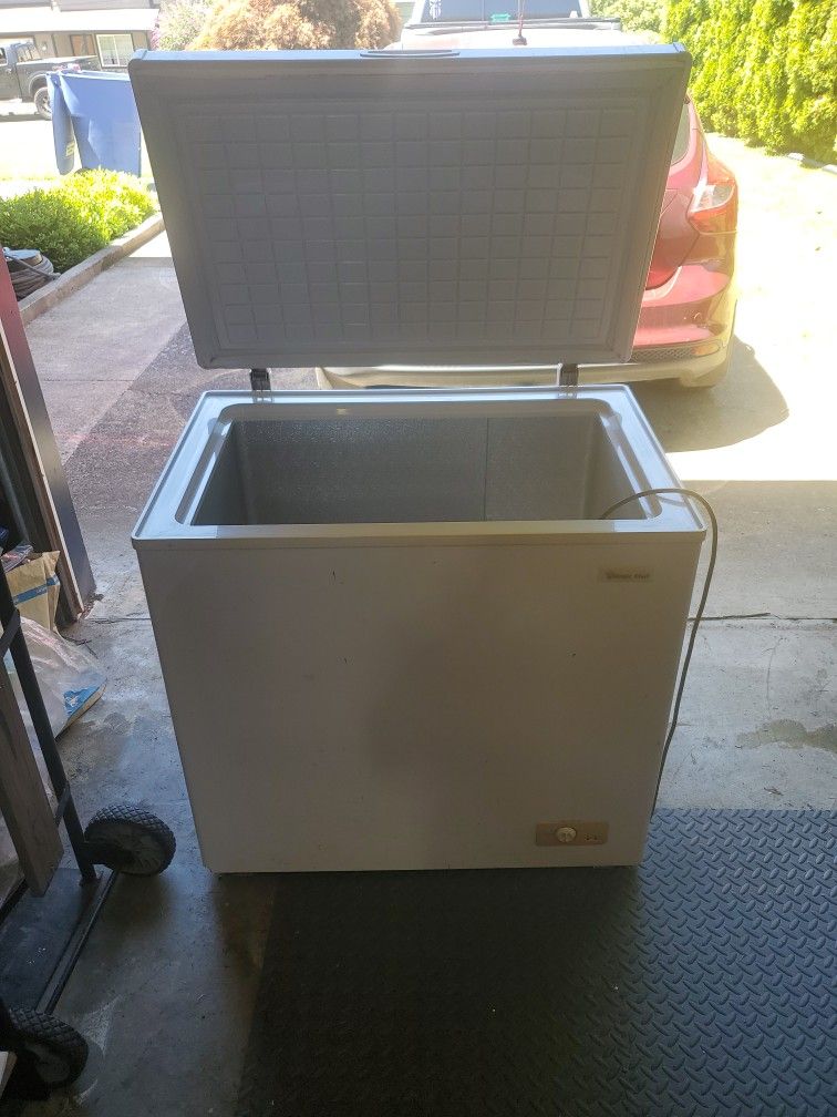 Magic Chef Deep Freeze Chest for Sale in Kelso, WA - OfferUp
