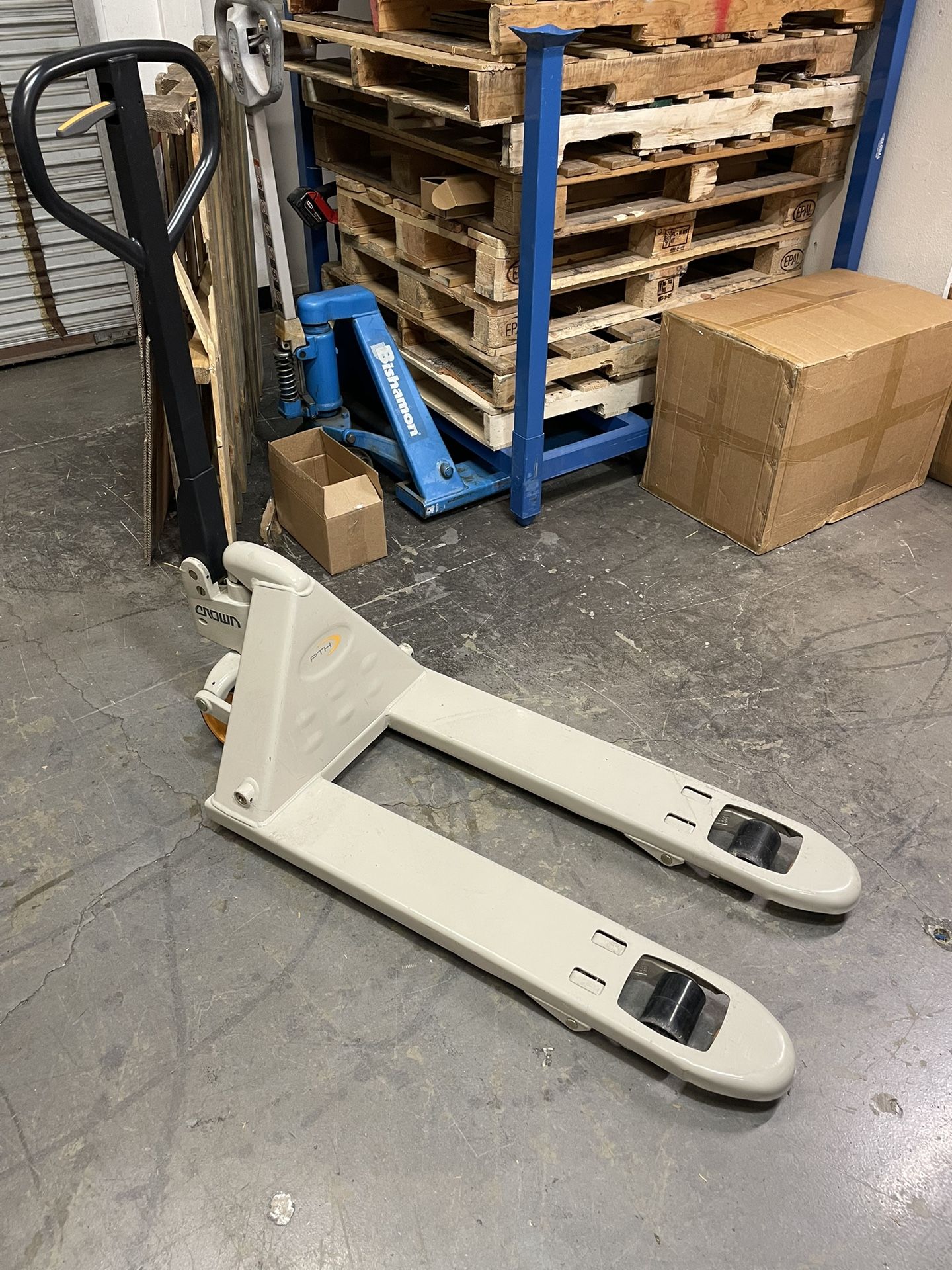 Crown PTH 50 Hand Pallet Jack (20x36) 5,000lb for Sale in Anaheim, CA ...