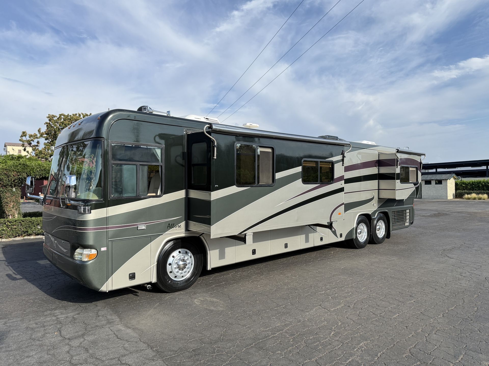 2005 Country Coach Allure Newport 400HP Tag Axel Triple Slide Out Like ...