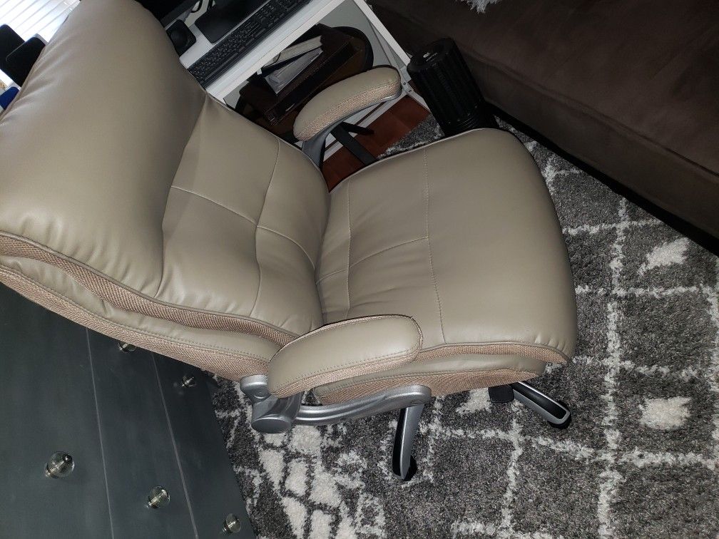 Realspace Ampresso Big Tall Bonded Leather High Back Chair for Sale in Gresham OR OfferUp