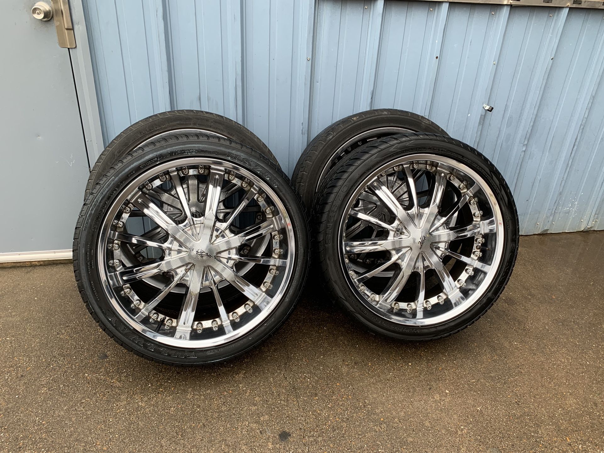 24 inch rims for Chevy Silverado 80% thread 6 lugs for Sale in ...