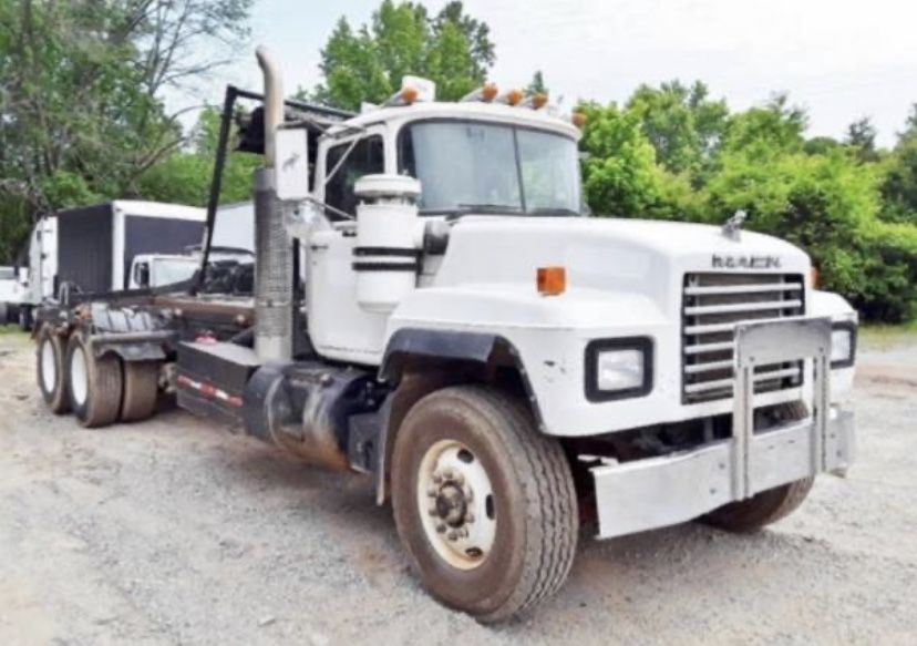 1999 mack rd roll off truck for Sale in Coral Gables, FL - OfferUp