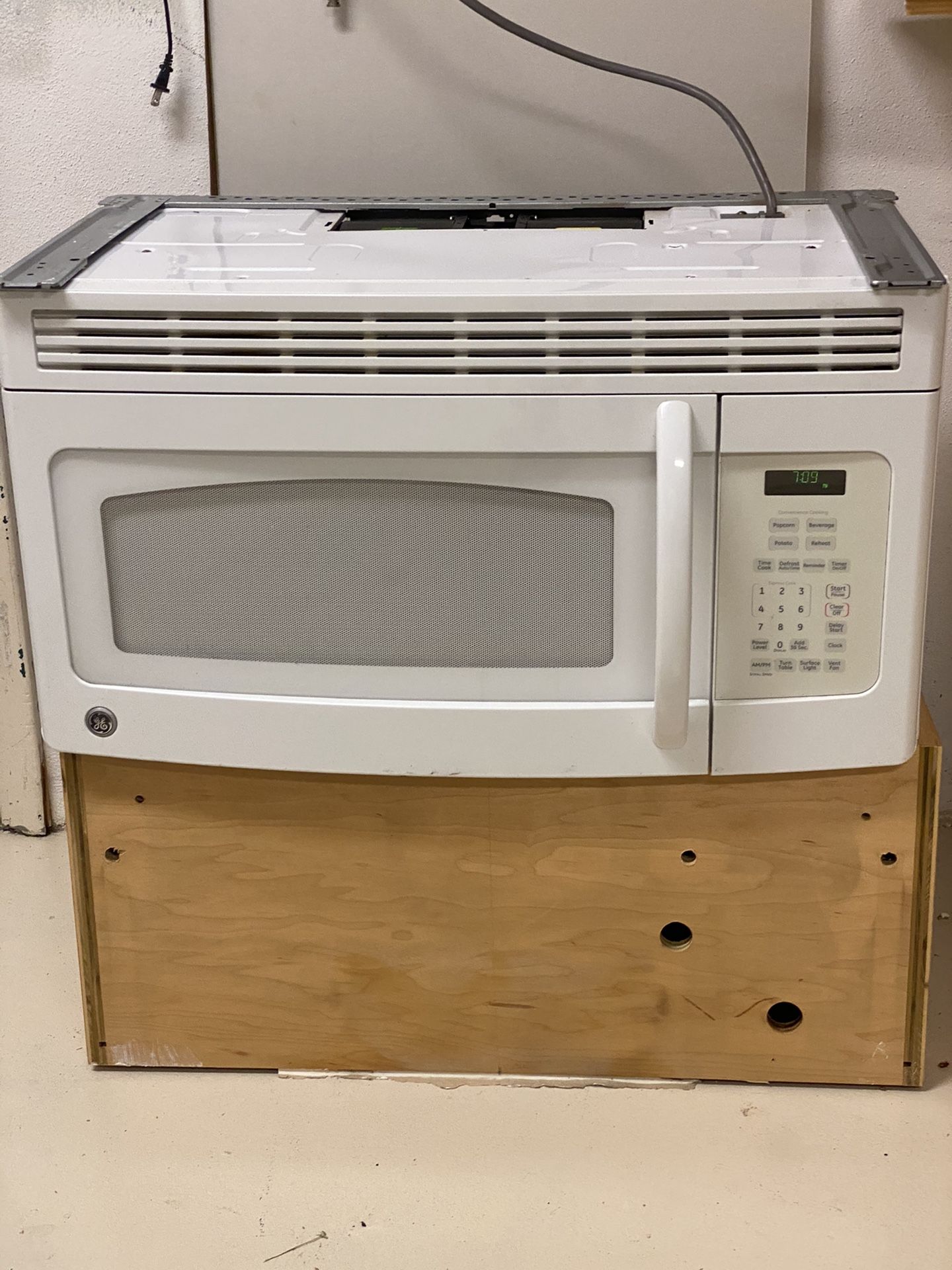 GE Spacemaker Over-the-Range Microwave Oven for Sale in LAKE CLARKE, FL ...