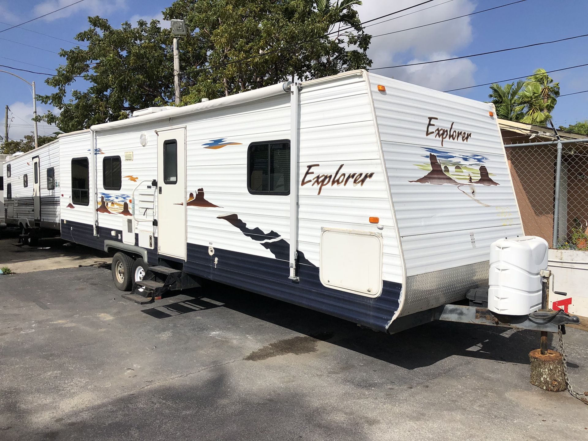 Rv trailer 28 pies título en mano del año 2007 3699 nw79 st Miami fl ...