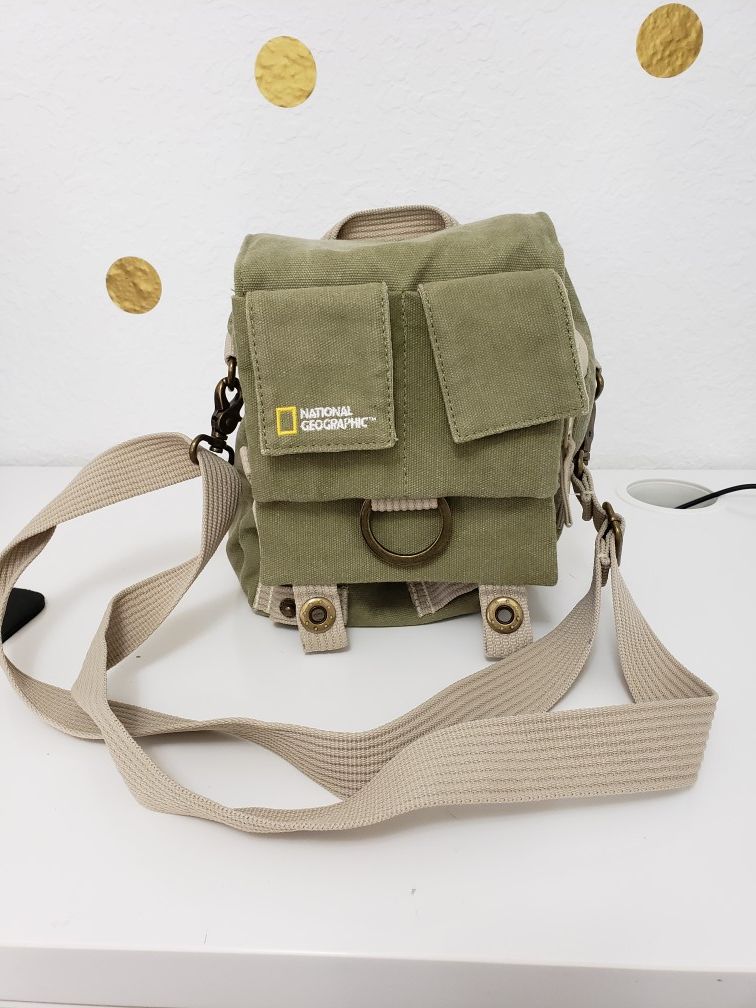 National Geographic Earth Explorer Camera Bag for Sale in Miami Gardens ...