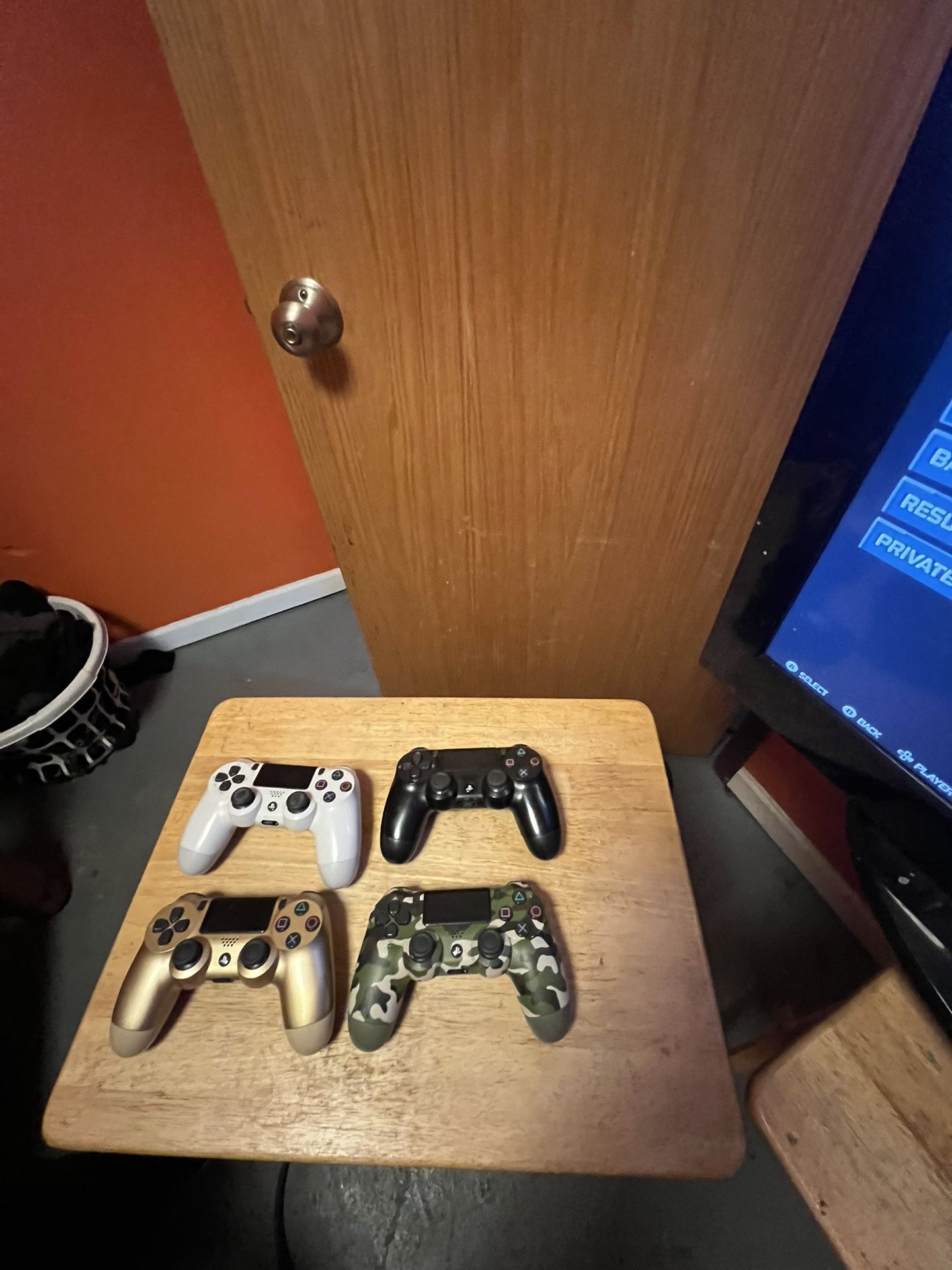 4 ps4 controllers for Sale in Chicago, IL - OfferUp