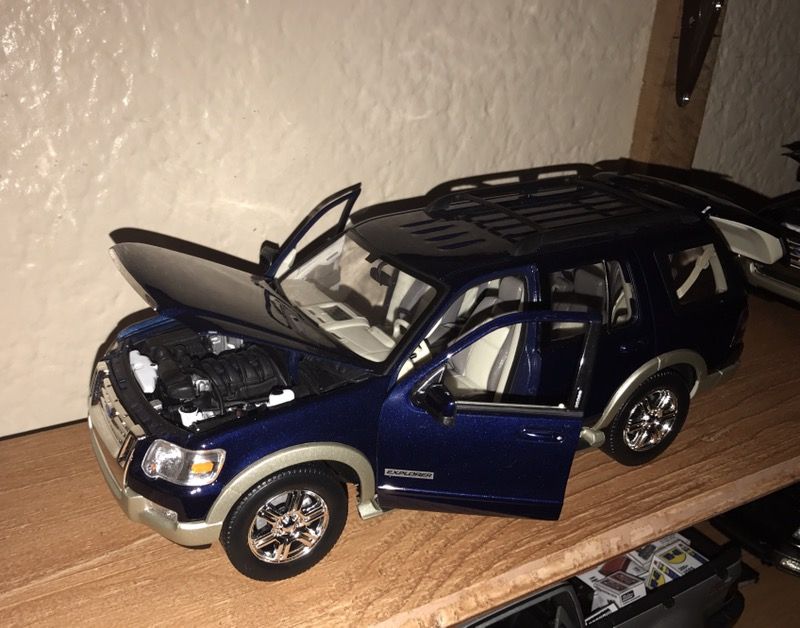 Welly 1:18 Scale Ford Explorer DieCast for Sale in South Gate, CA - OfferUp