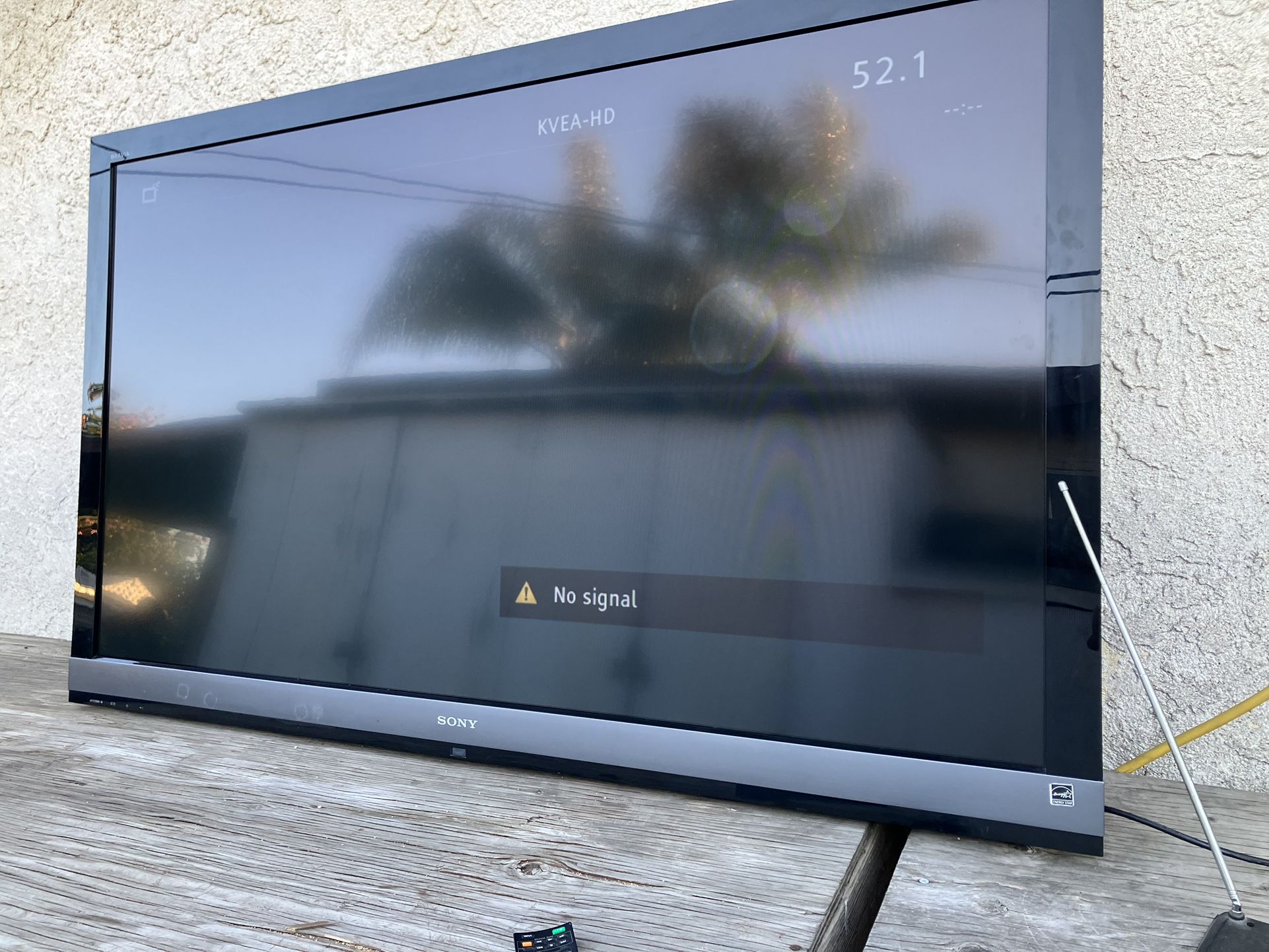 Great condition! Wall mount Sony 60" KDL-60EX700 LCD TV for Sale in ...