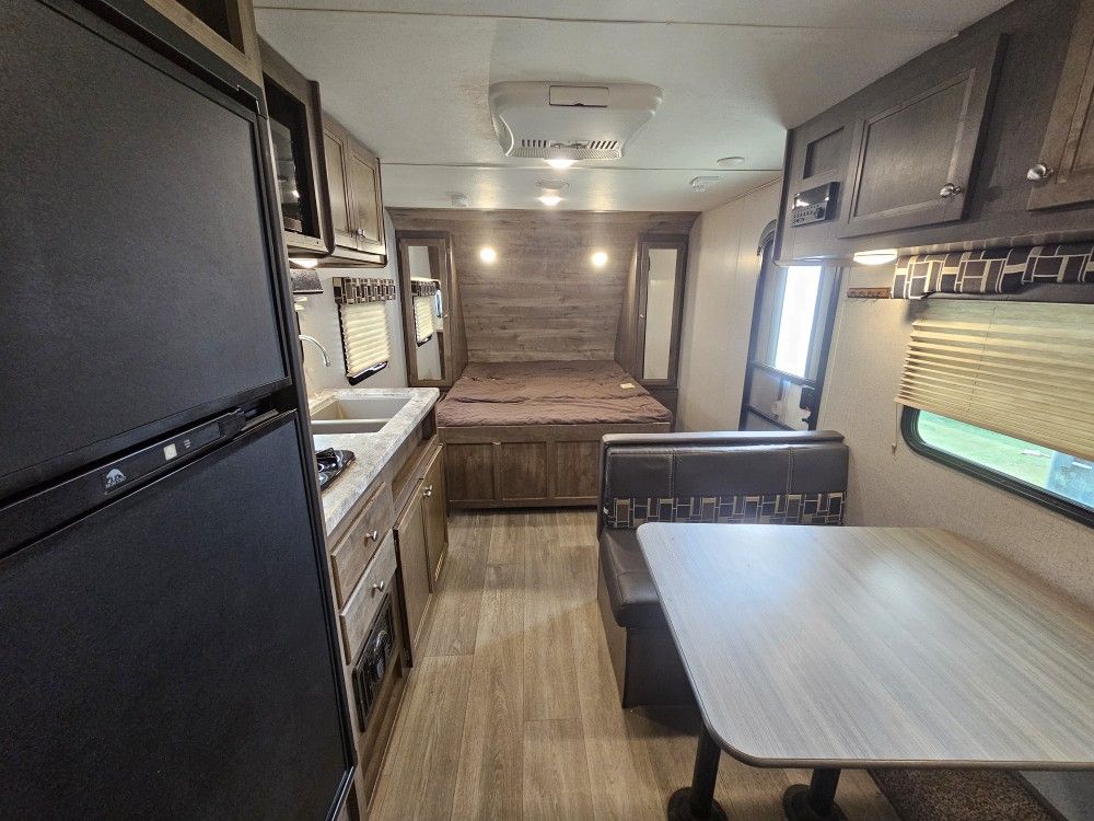 2019 Coleman Travel Trailer for Sale in Winchester, CA - OfferUp