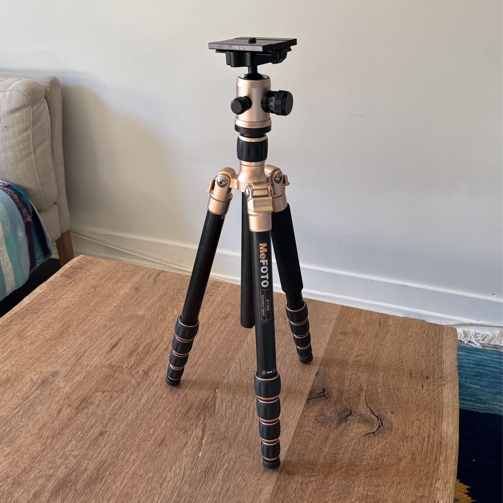 MeFoto Tripod! Rose gold Aluminum for Sale in Yucca Valley, CA - OfferUp