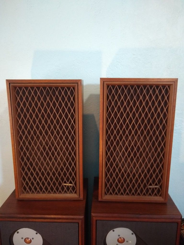 Realistic Nova-5 Speakers Vintage for Sale in Shoreline, WA - OfferUp