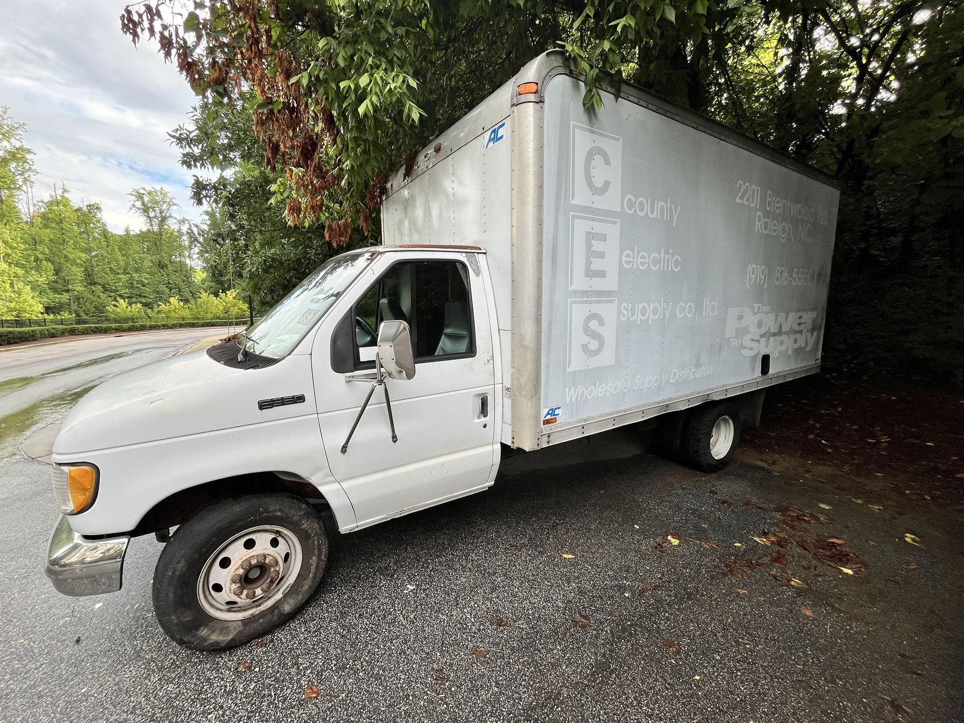16FT Ford E-350 Box Truck With Liftgate! for Sale in Raleigh, NC - OfferUp